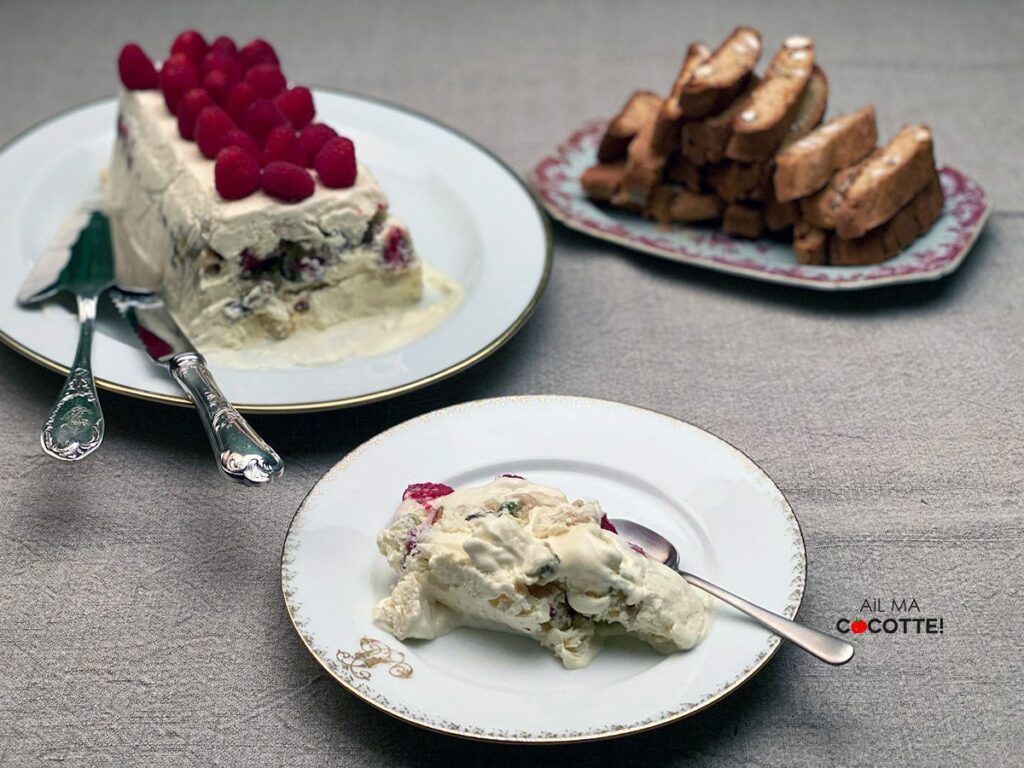 NOUGAT GLACÉ AUX FRAMBOISES ET AUX PISTACHES